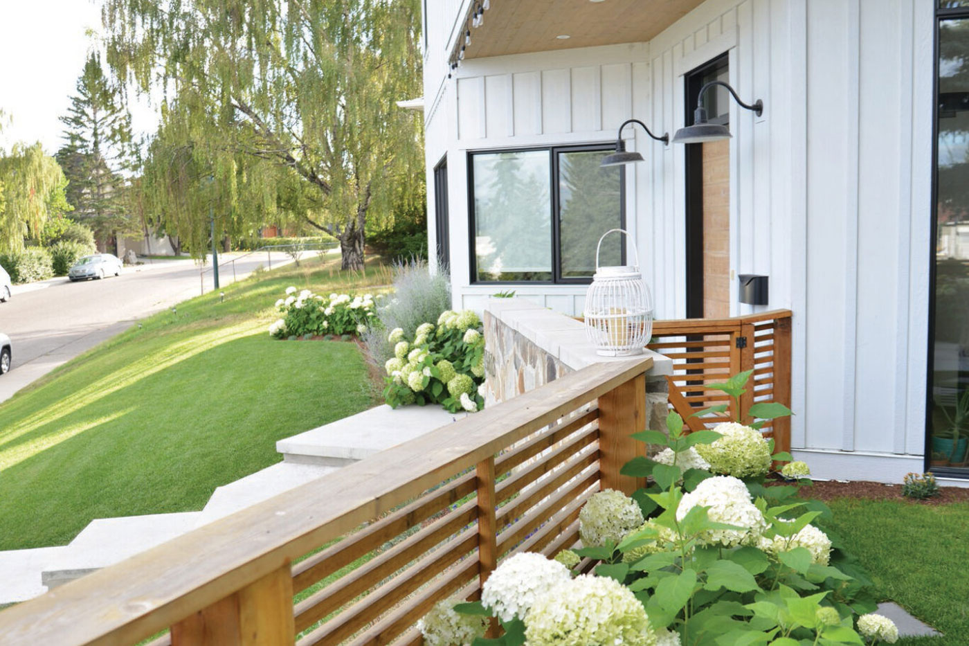 Inside a Front Garden Courtyard That Embraces an Indoor-Outdoor ...